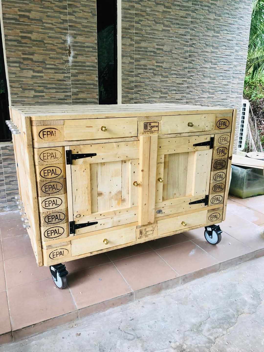 How I Built My DIY Pallet Workbench: A Step-by-Step Guide | WoodReality